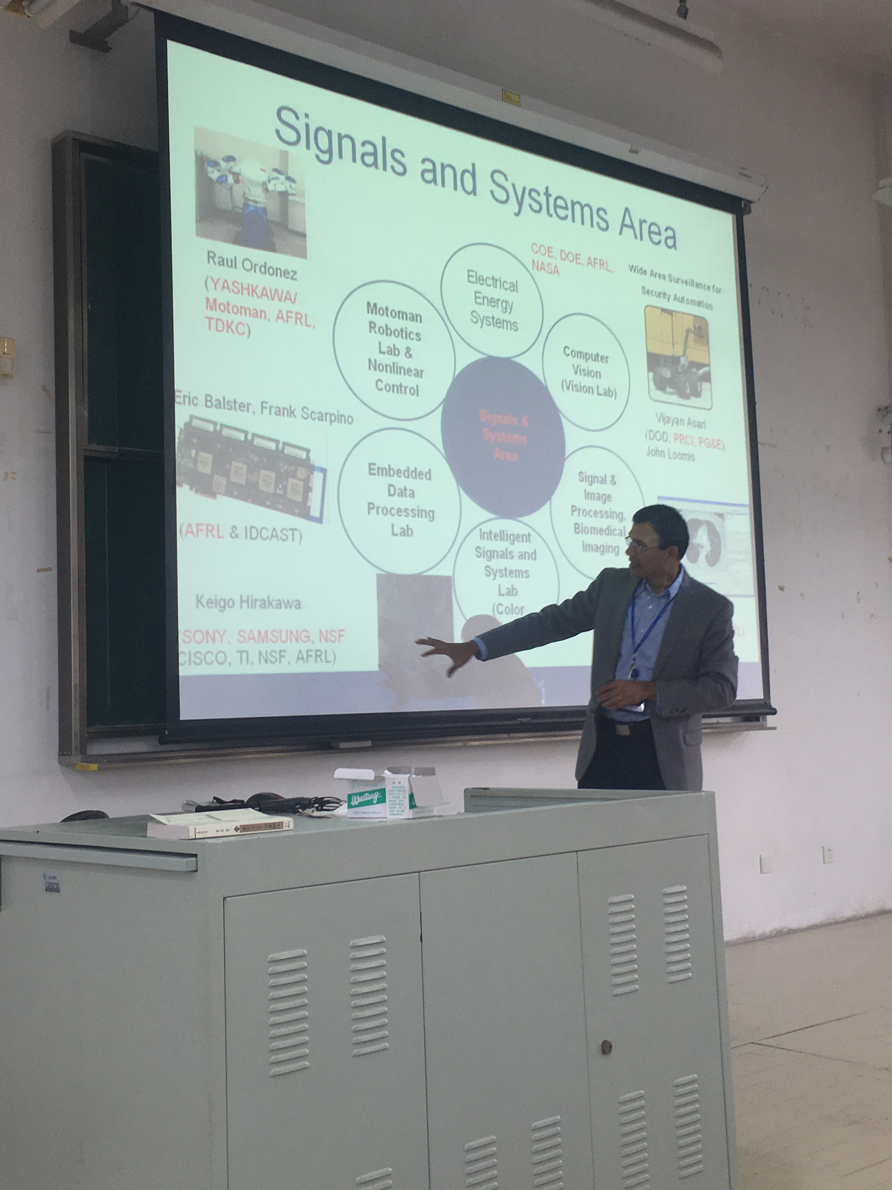 美国戴顿大学两位系主任来院做专业导论及项目宣讲